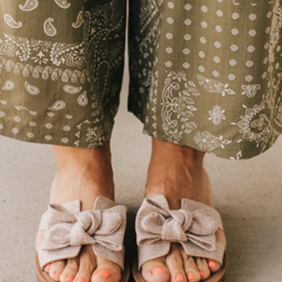 Bonnie Bow Top Slides | Linen – RubyClaire Boutique